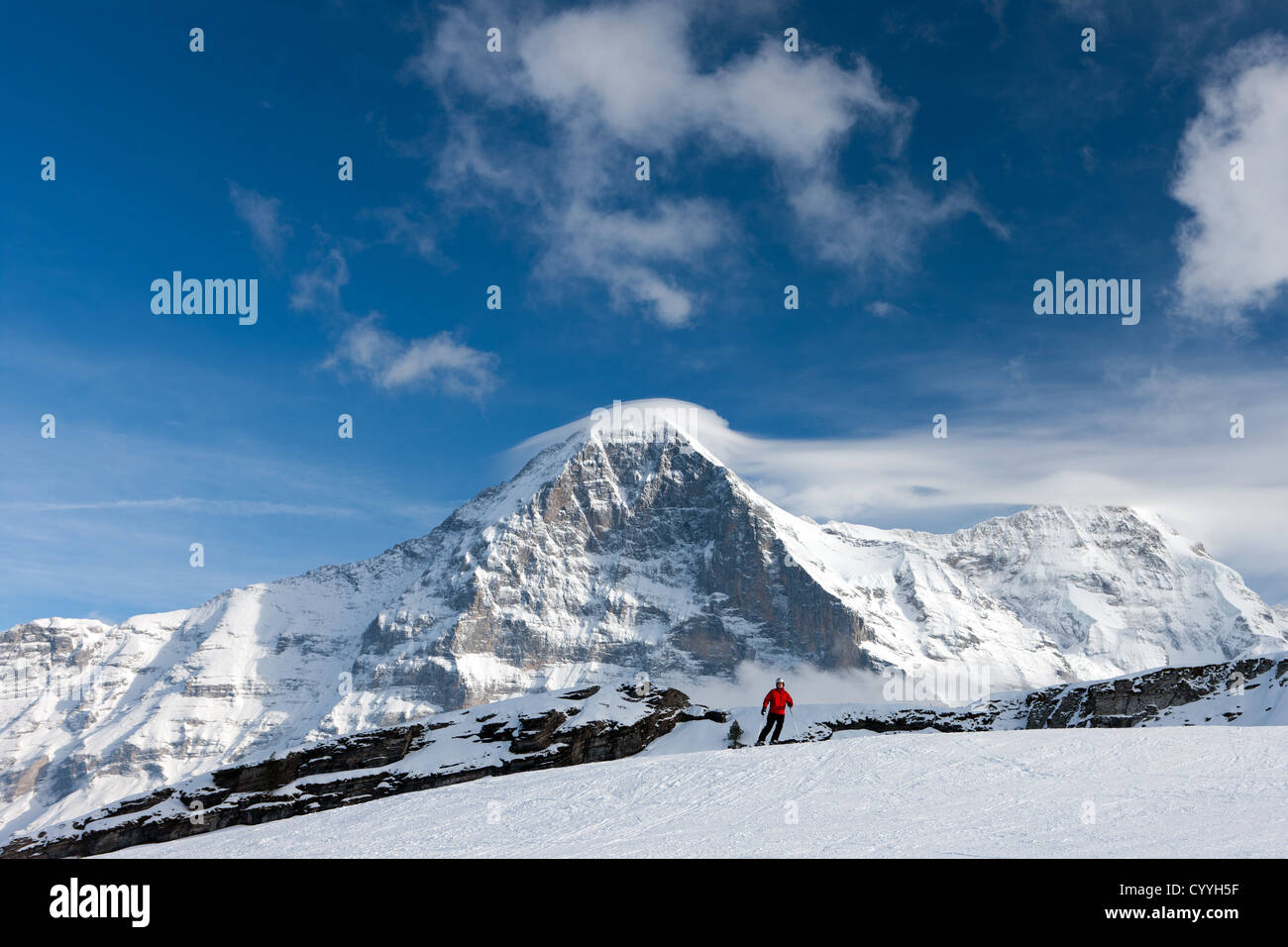 Skipiste im Hintergrund der Mount Eiger. Der Eiger ist ein Berg in den ...