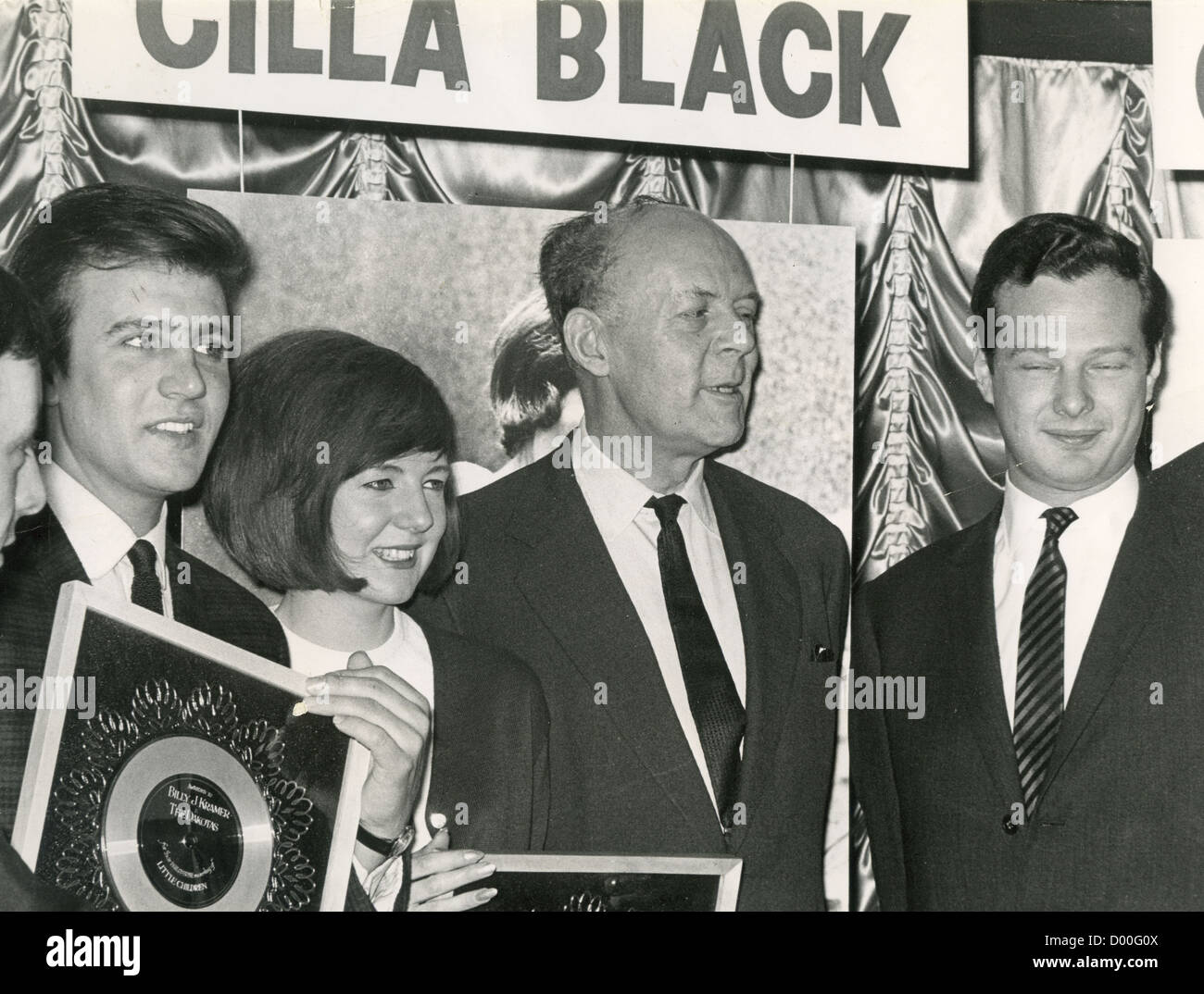 CILLA BLACK 1964 bei EMI Haus mit von l: Billy J. Kramer, EMI ...
