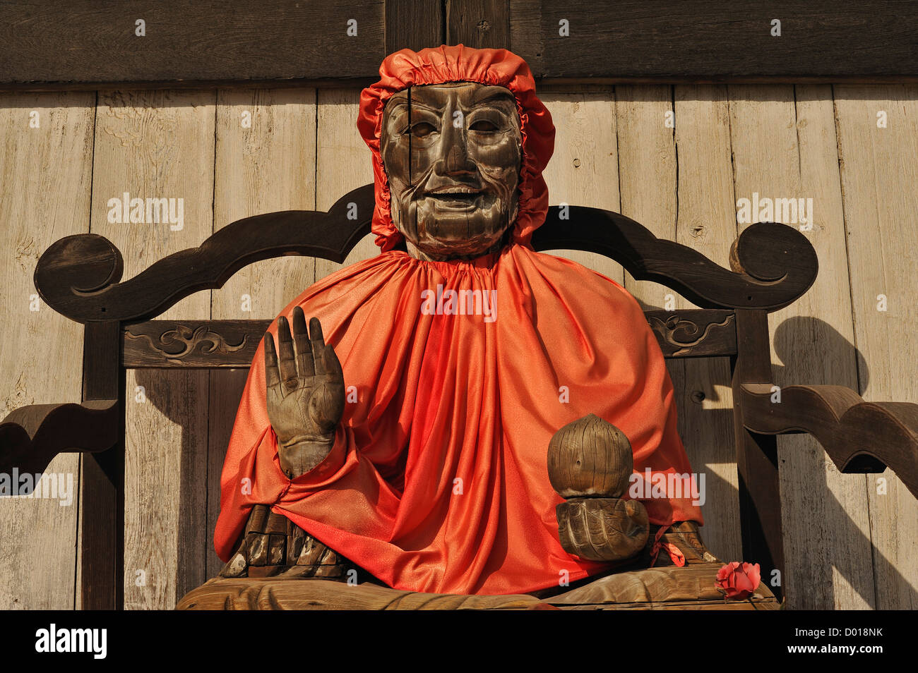 Hölzerne Statue der Binzuru oder Pindola, einer der Jünger des Buddha ...