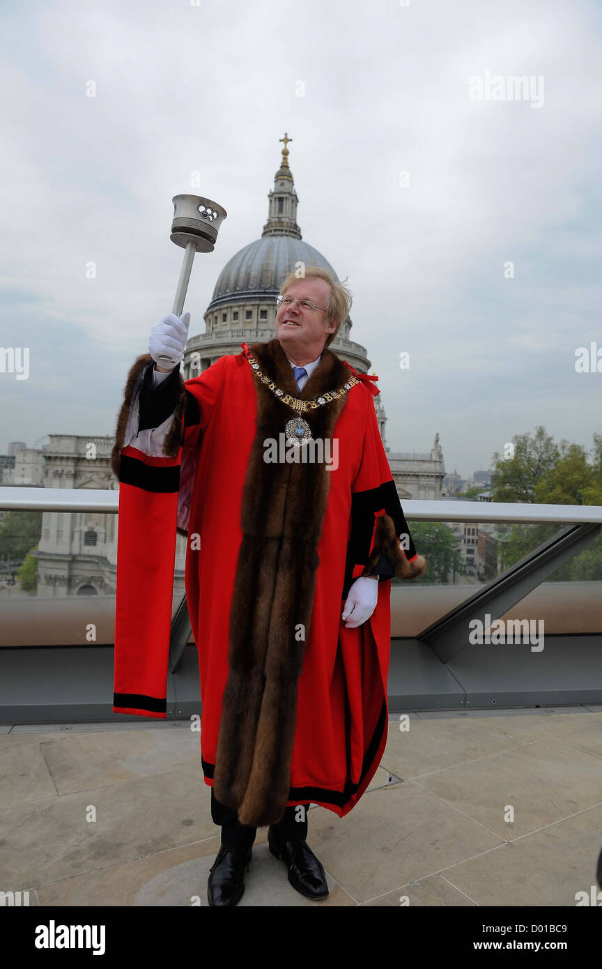 David Wootton Lord Mayor der City of London hält die 1948 Olympische ...