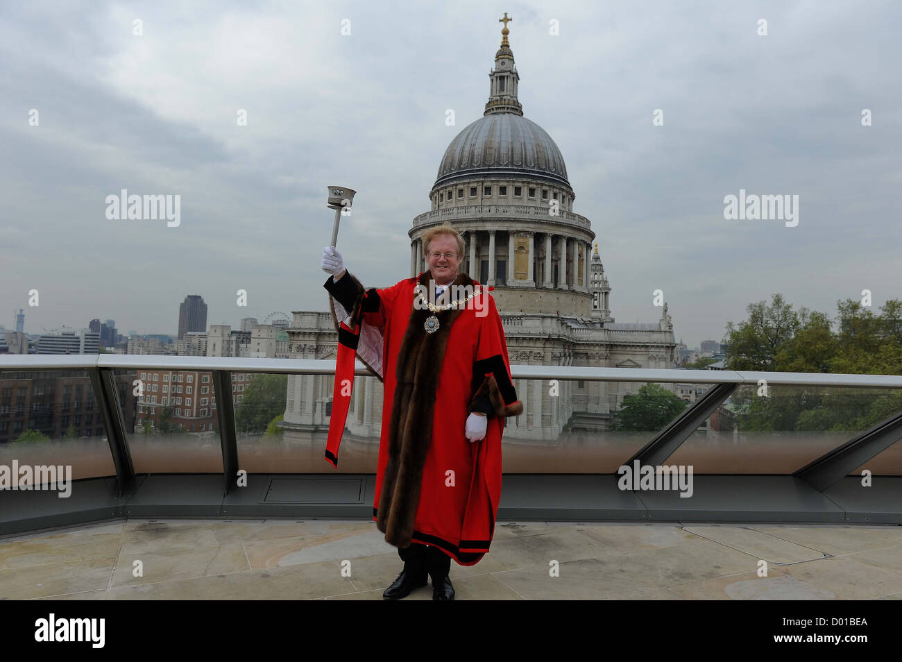 David Wootton Lord Mayor der City of London hält die 1948 Olympische ...