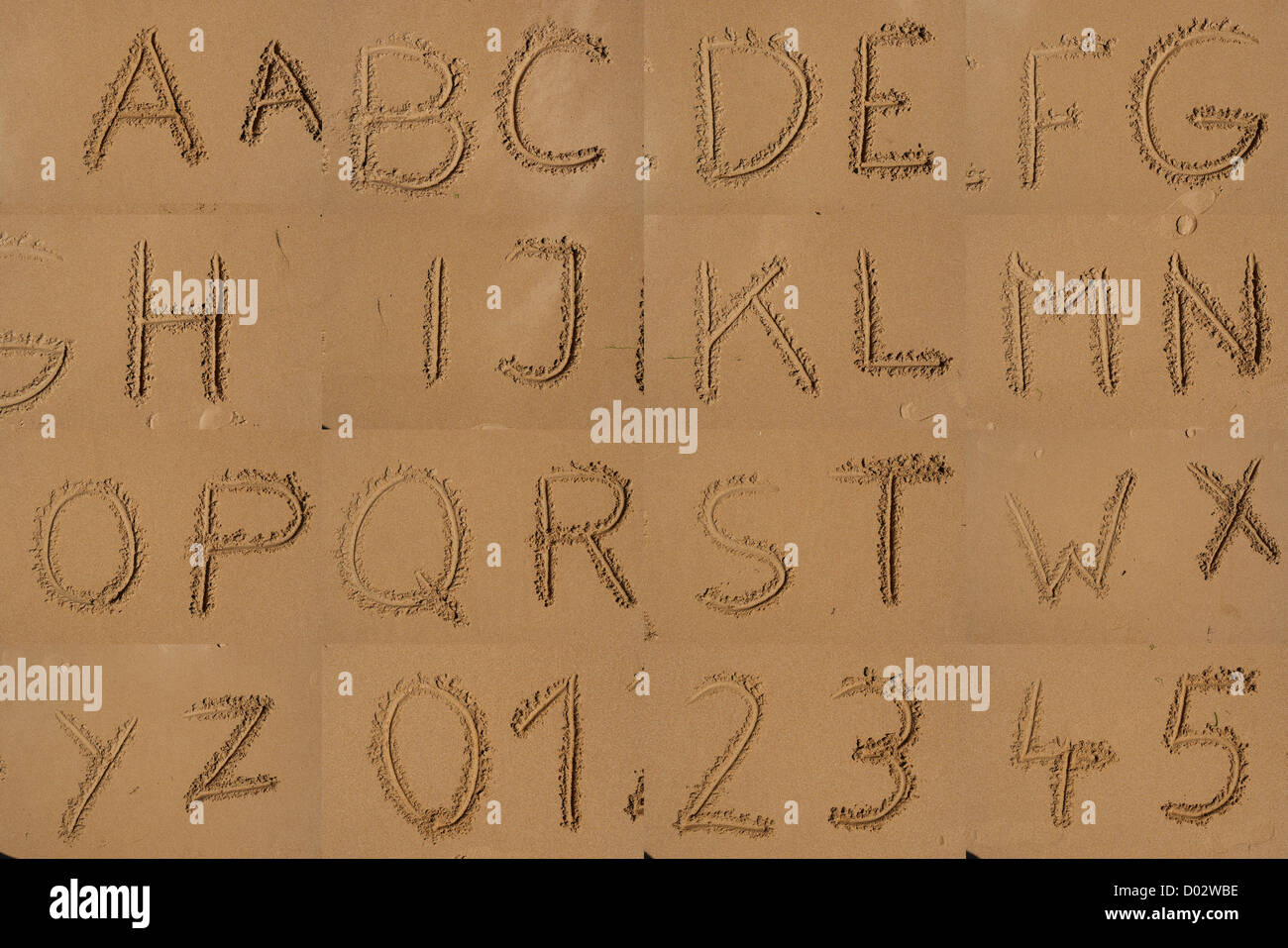 Das Alphabet geschrieben im Sand am Strand Stockfotografie - Alamy