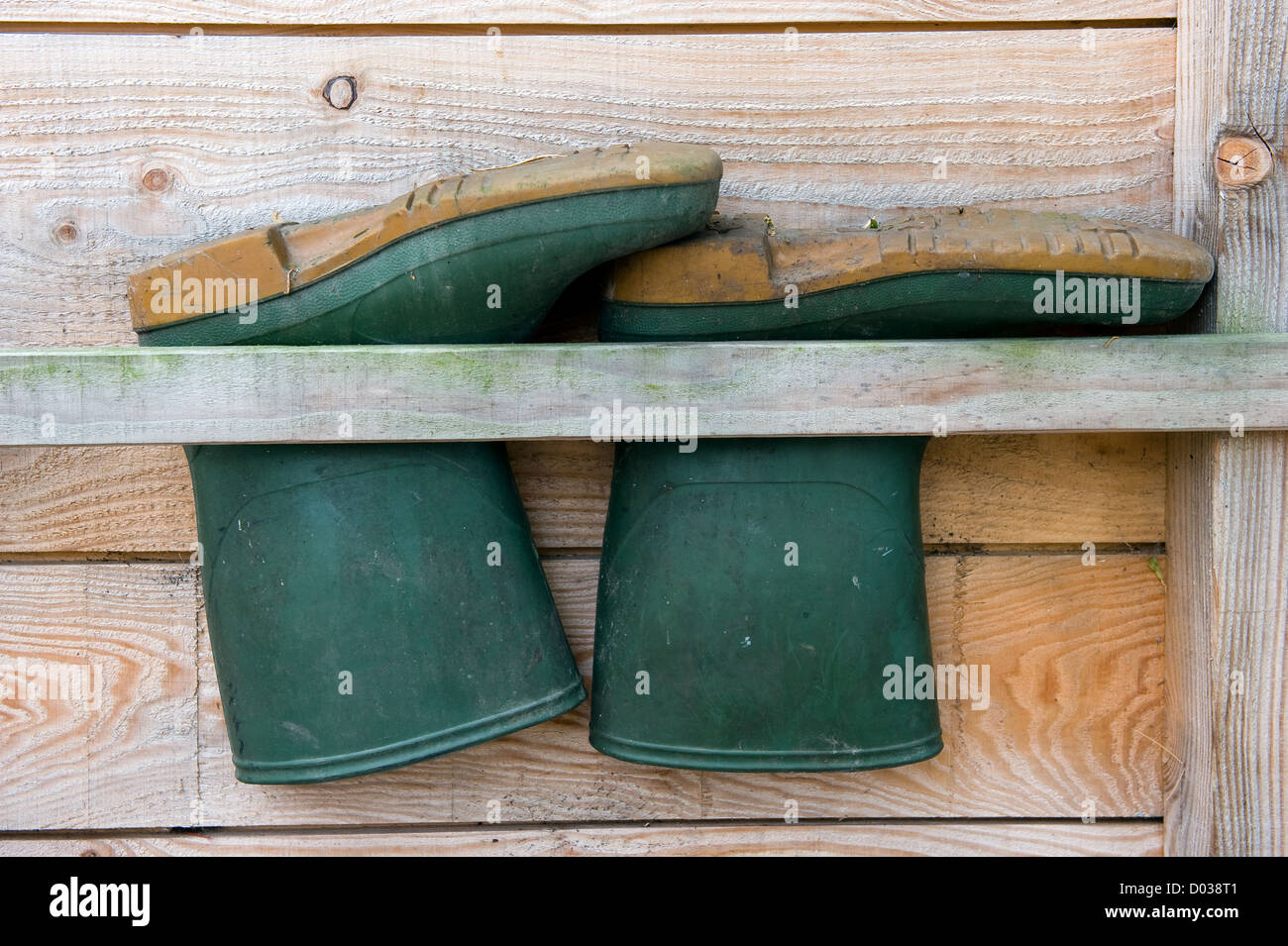 Warum Hangen Gummistiefel An Ortsschildern