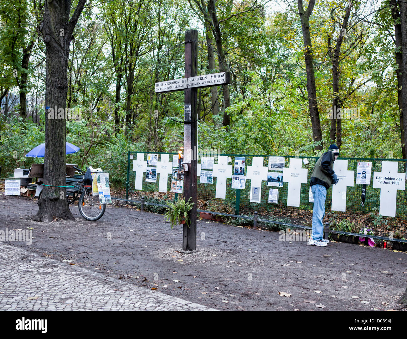 Maueropfer.großes Kreuz erinnert sich Heinz Sokolowski wurde an der ...