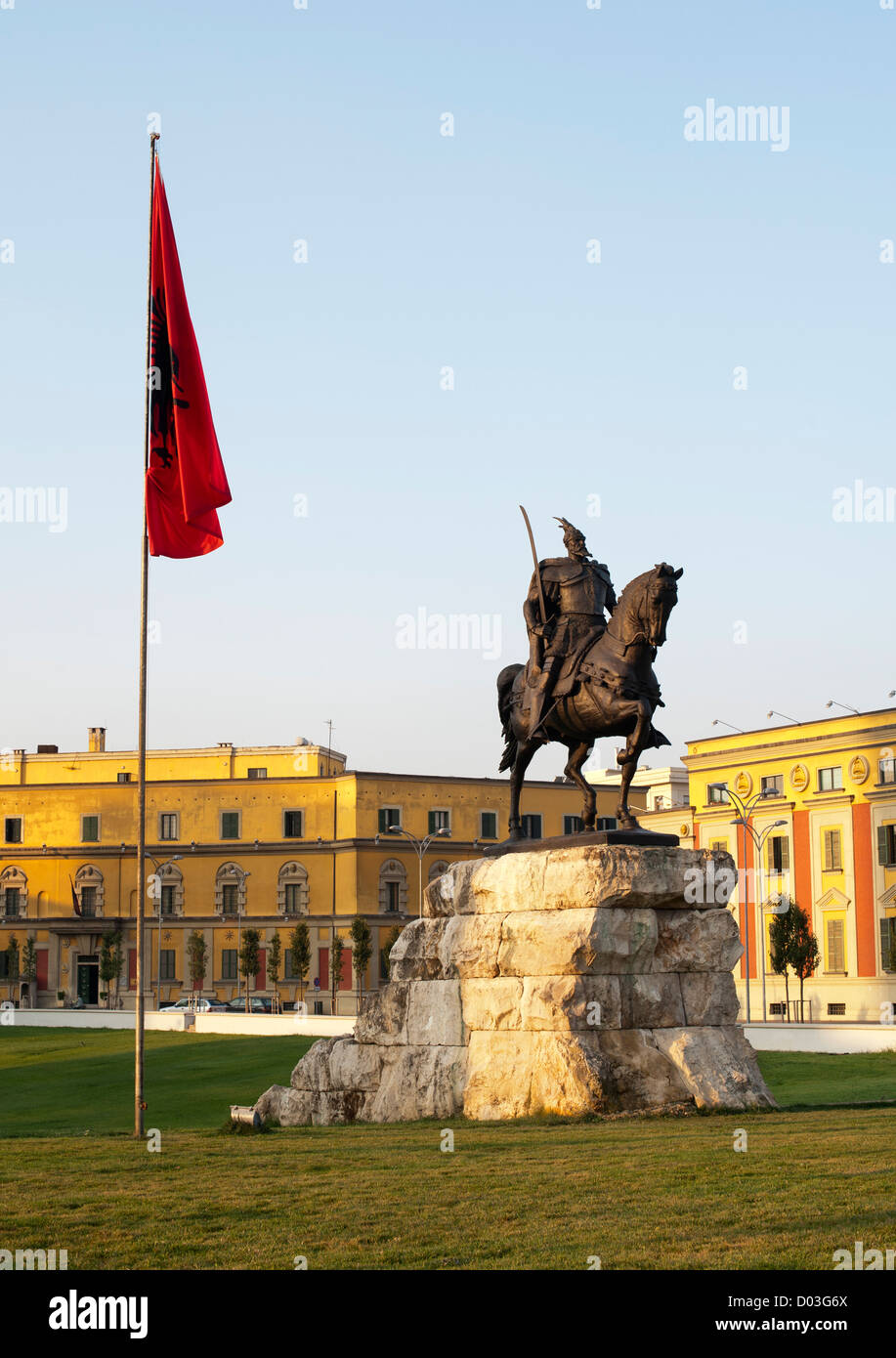 Das Skanderbeg-Denkmal in Skanderbeg-Platz in Tirana, der Hauptstadt ...