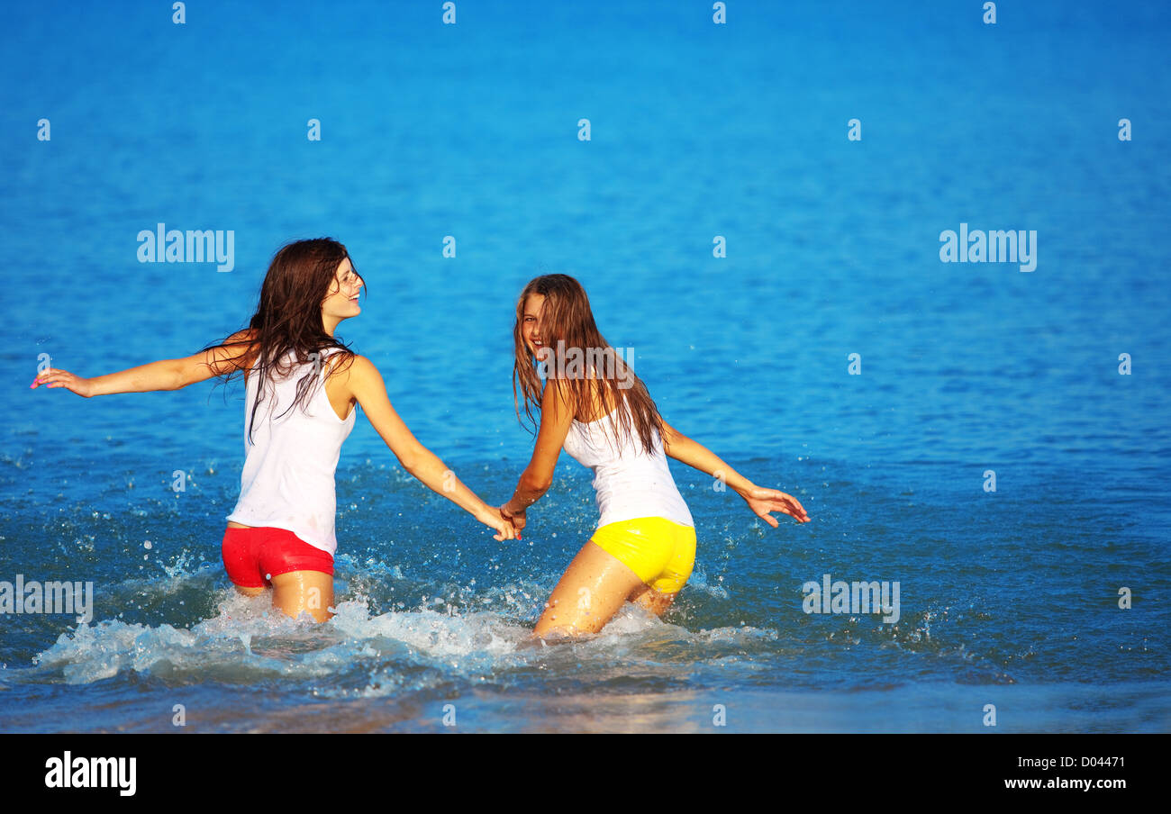 Zwei madchen baden -Fotos und -Bildmaterial in hoher Auflösung – Alamy