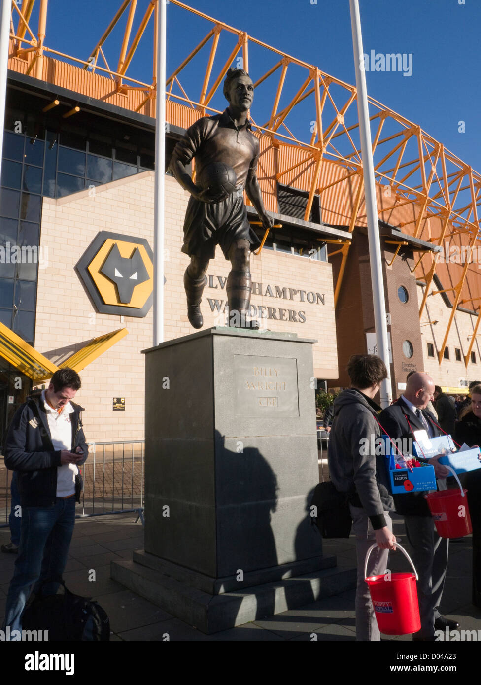 West Midlands Poppy Verkäufer steht Billy Wright Statue am Boden ...