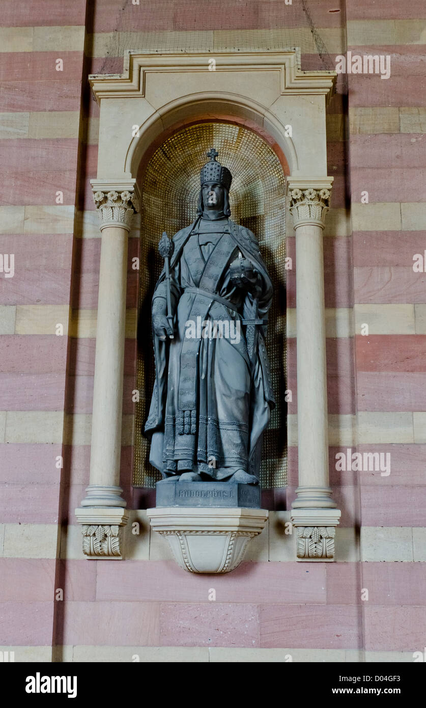 Statue auf eine Fassade der Kirche in Speyer, Deutschland ...