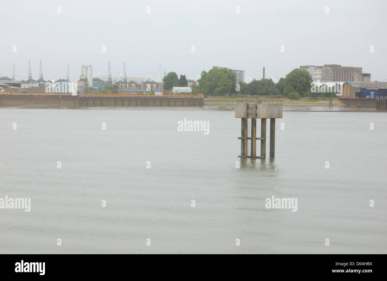 Liegeplatz-Plattform auf der Themse in London, England Stockfotografie ...