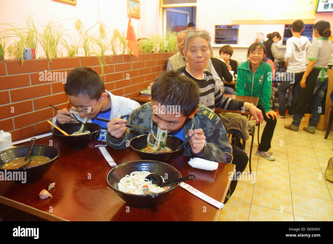 Chinese kid eating noodles -Fotos und -Bildmaterial in hoher Auflösung ...