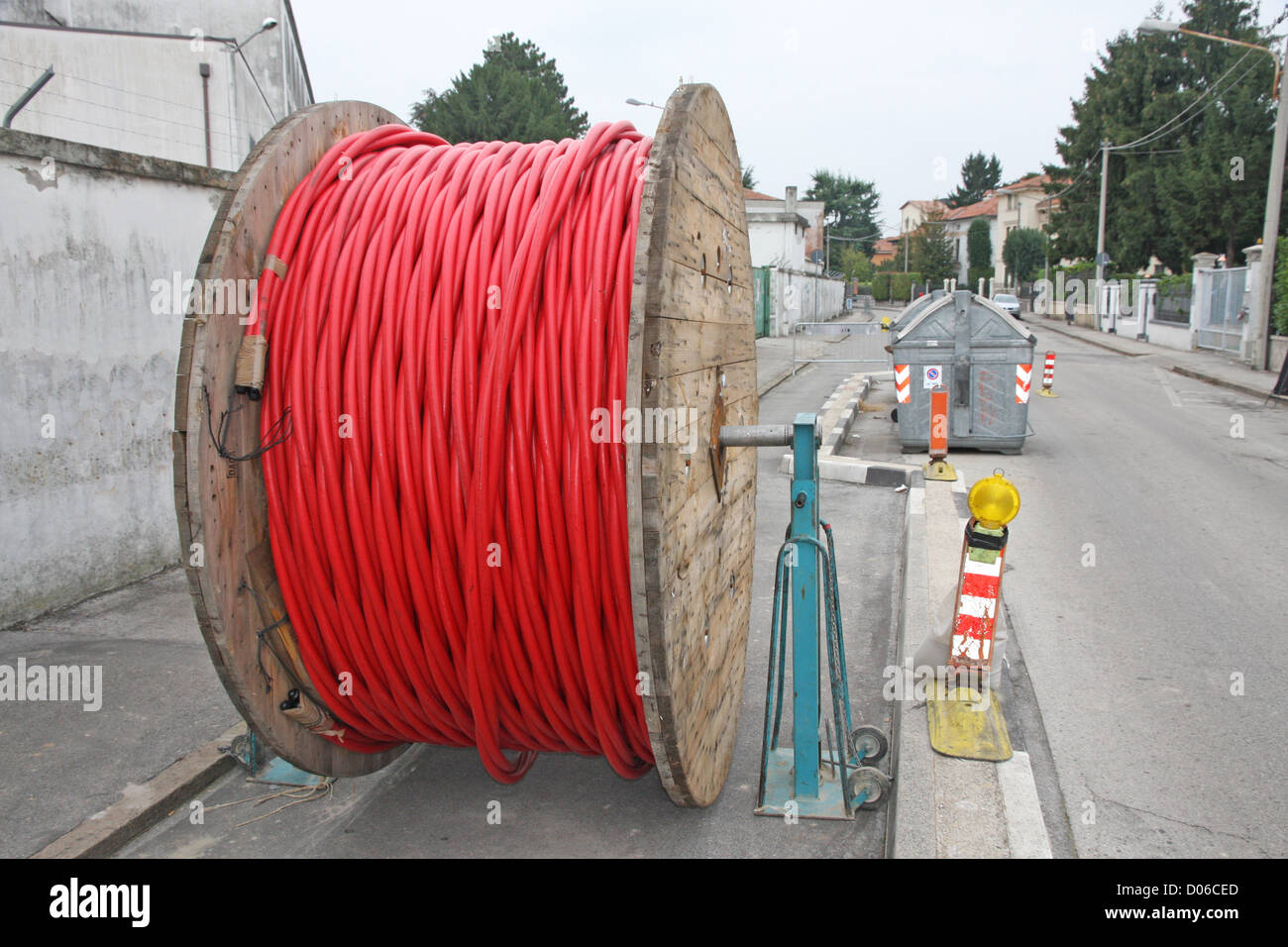 Spool-Kabel und Glasfaser in der Straße bei der Outdoor- und ...