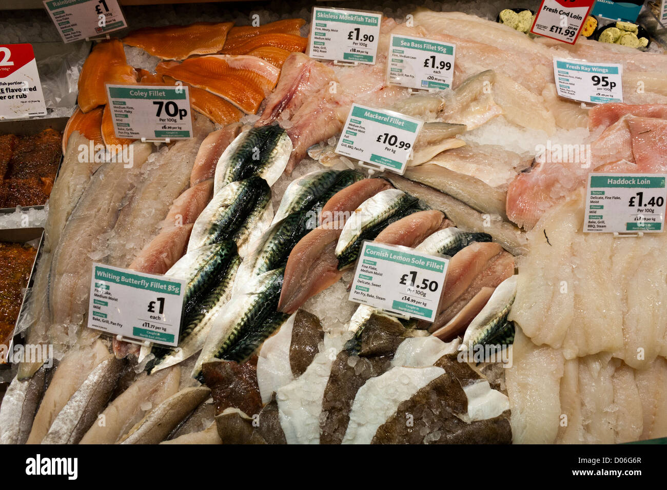 Frischer Fisch auf der Fischhändler-Theke im Supermarkt ein Morrison ...