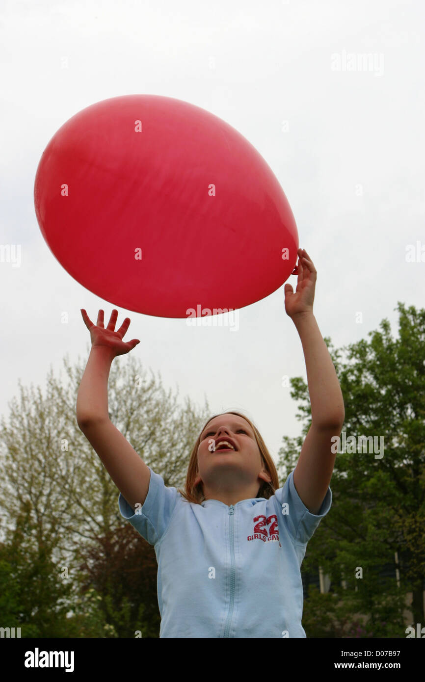 Roter ballon -Fotos und -Bildmaterial in hoher Auflösung – Alamy