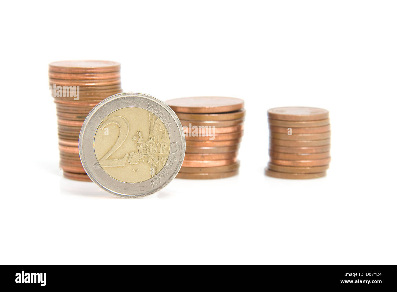 Euro Geld: Stapel von Münzen auf weißem Hintergrund Stockfotografie - Alamy