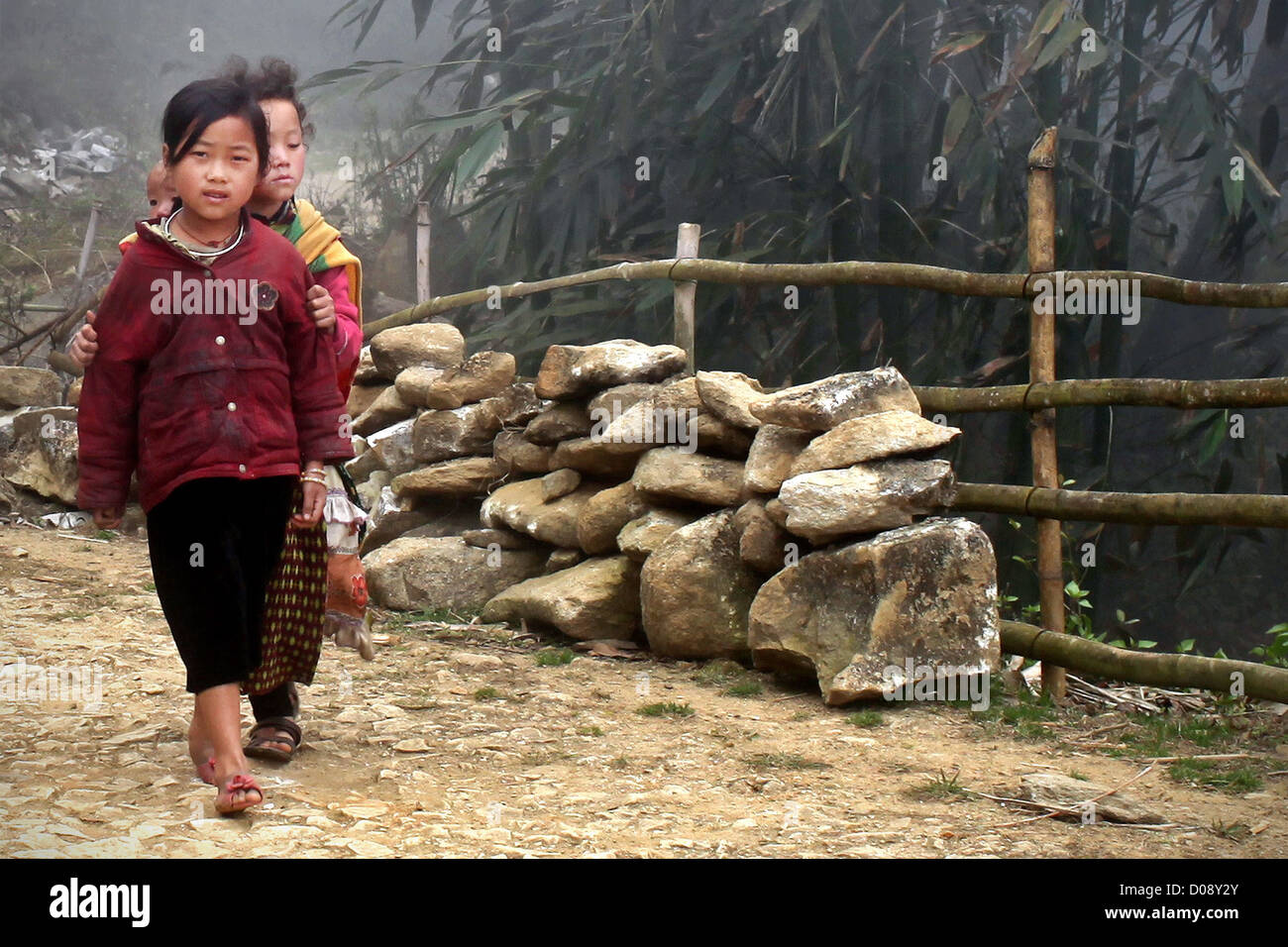 KINDER NACH HAUSE KOMMEN VON DER SCHULE IN DEN BERGEN IN DER NÄHE VON ...