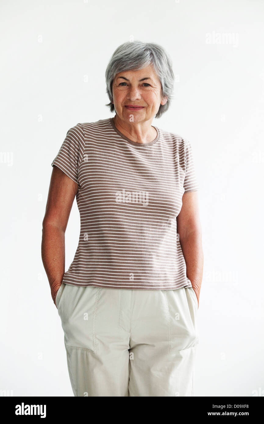60 70 alte frau -Fotos und -Bildmaterial in hoher Auflösung – Alamy