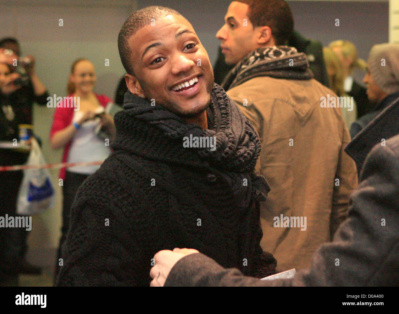 Jonathan Gill aka JB JLS Förderung und Unterzeichnung Kopien von ihrem ...