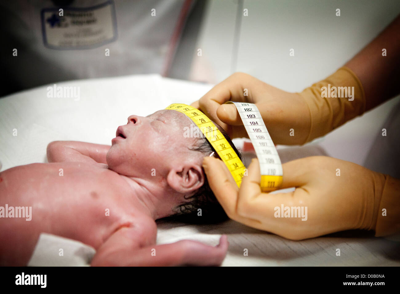 Measuring Baby Head Stockfotos und -bilder Kaufen - Alamy