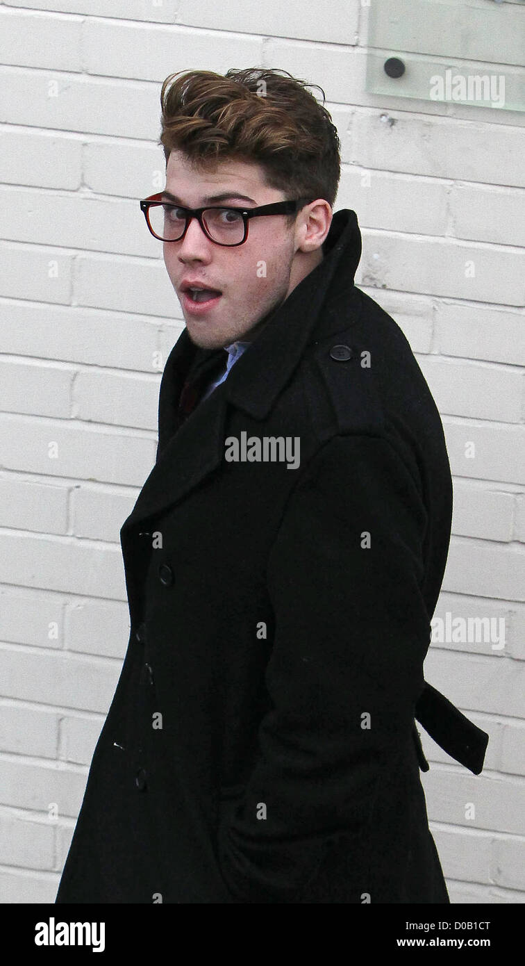 X Factor ablehnen Aiden Grimshaw kommt in The Fountain Studios vor "The ...