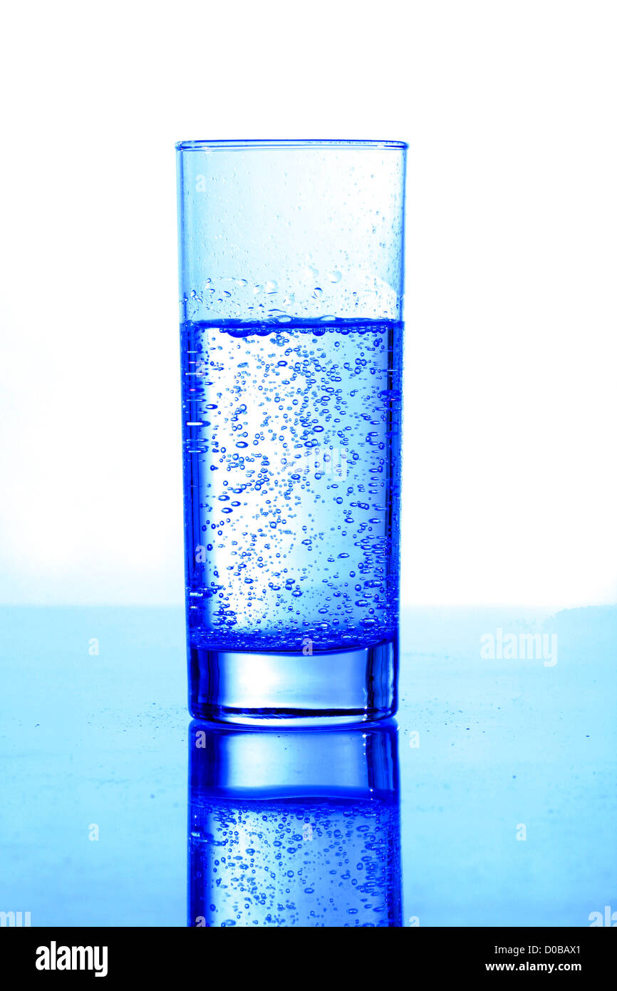 Sprudelndes glas -Fotos und -Bildmaterial in hoher Auflösung – Alamy