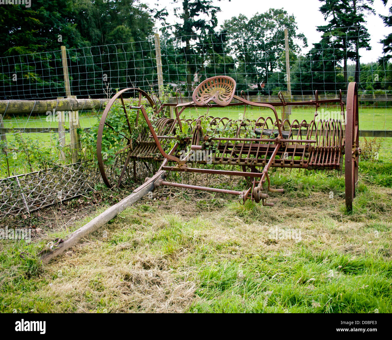 Einem alten Pferd gezeichneten Rechen mit einem Sitz, rosten in einem ...