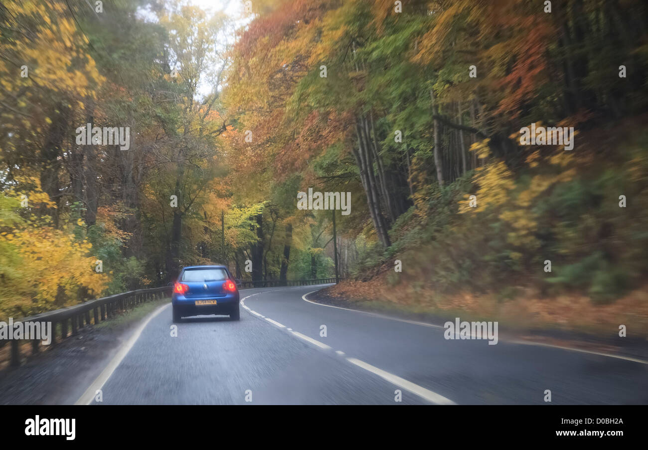 Wunderbar Sie Mussen In Einer Kurve Auf Nasser Fahrbahn Plotzlich Bremsen Ebenbild