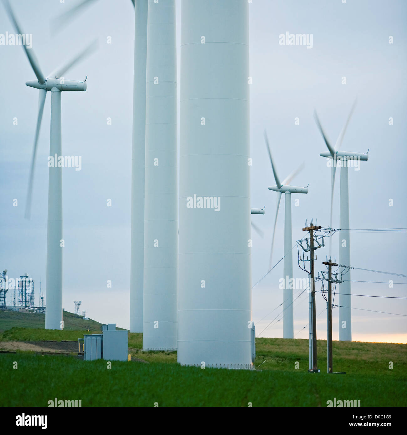 Die Basis von einem Windturm Drawfs ein Strommast Stockfotografie - Alamy