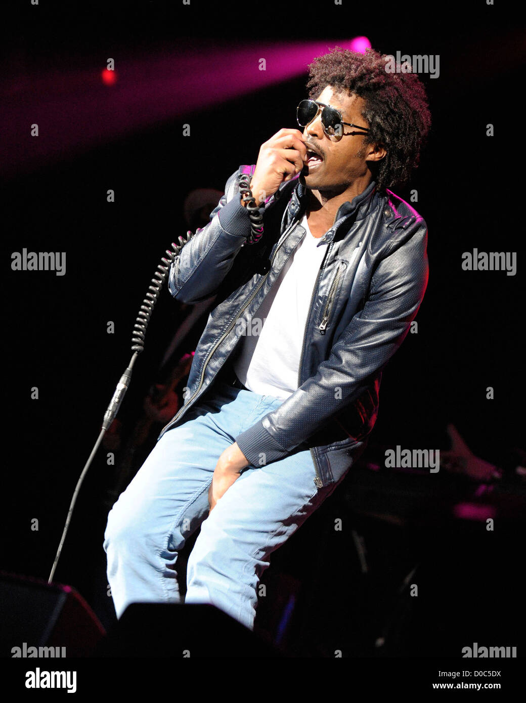 Romye Robinson Gorillaz "Escape, Plastic Beach World Tour" im Air ...