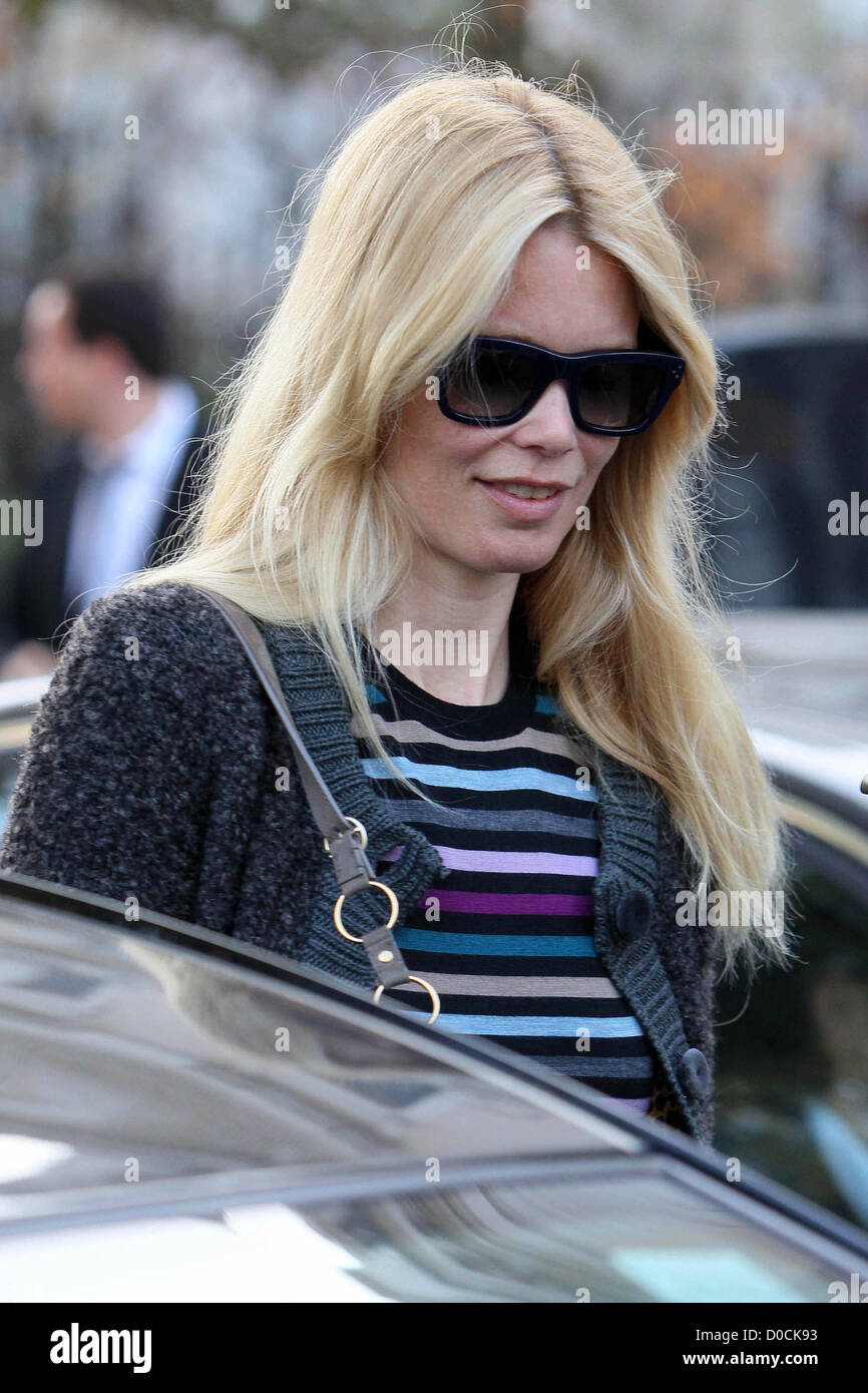 Claudia Schiffer kehrt heim nach einem Sturz ihr Sohn an der Schule in ...