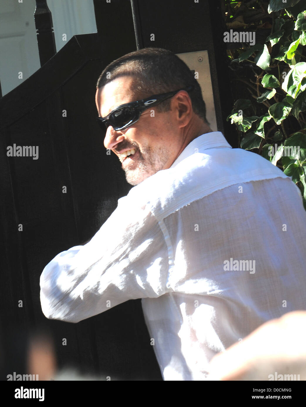 George Michael kommt zurück nach Hause nach der Entlassung aus dem ...