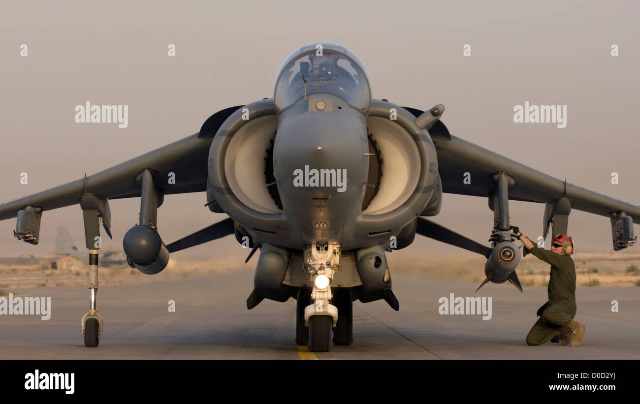 Ein Boden Crewman Waffen Waffen auf ein US-Marine Corps AV-8 b Harrier ...