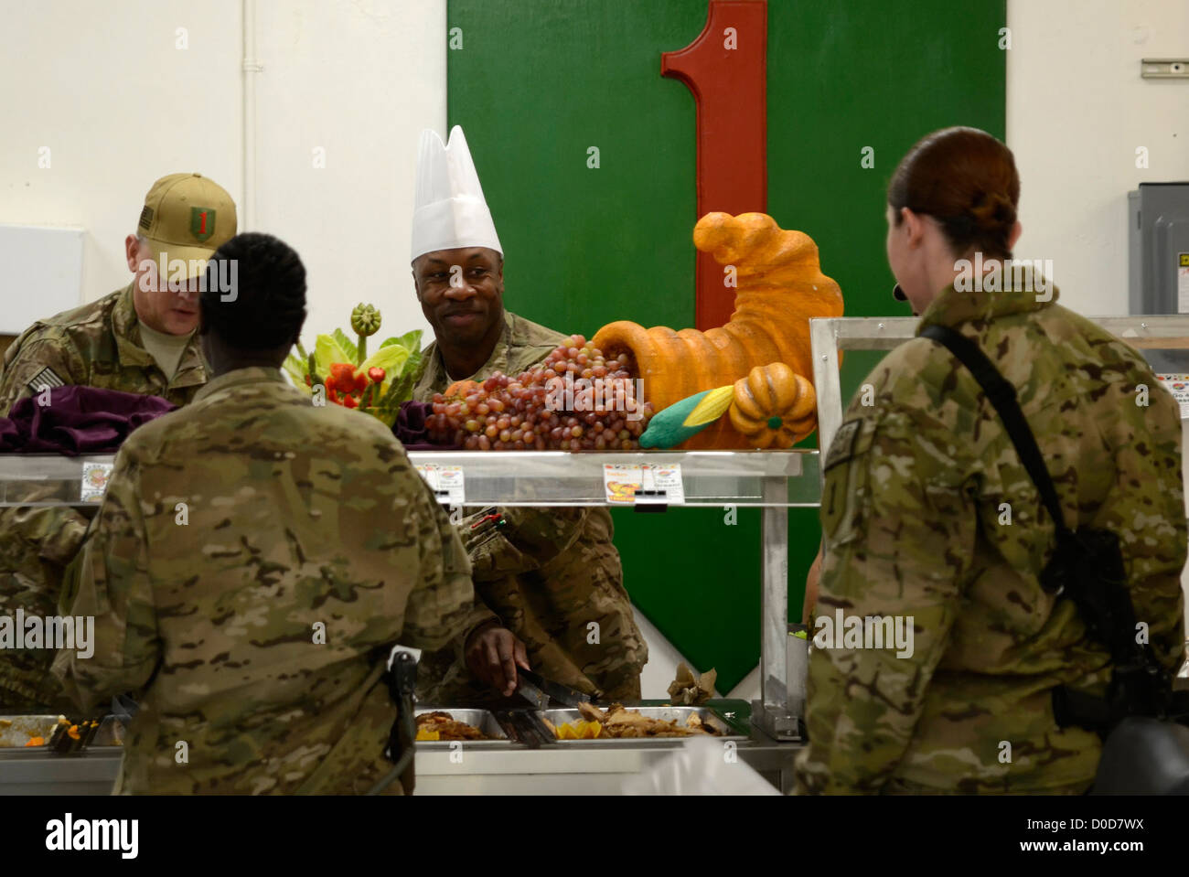 Colonel James Davis, Kommandant und Command Sergeant Major Maurice ...