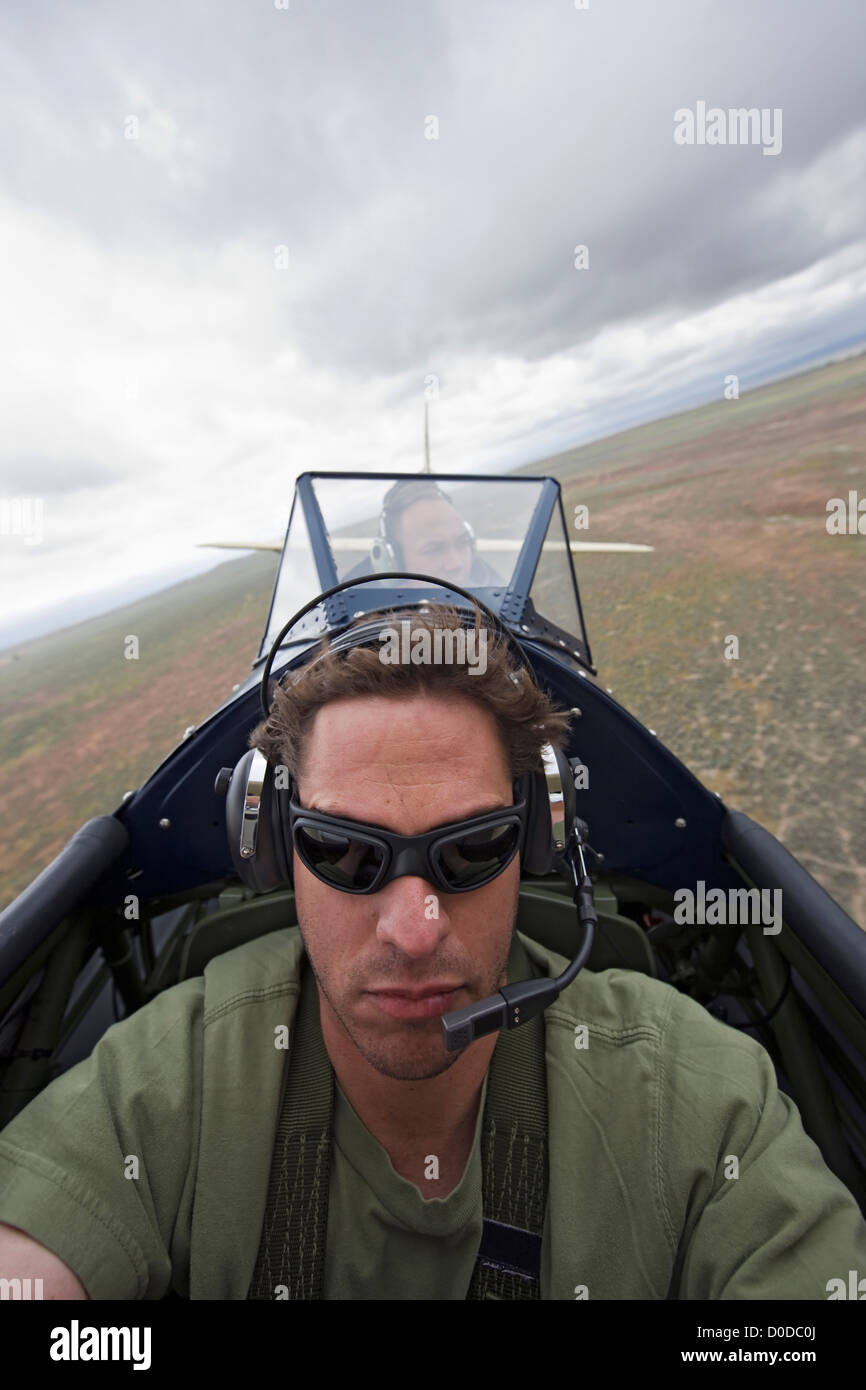 Passagier und Pilot in einem Boeing Stearman Modell 75 Stockfotografie ...
