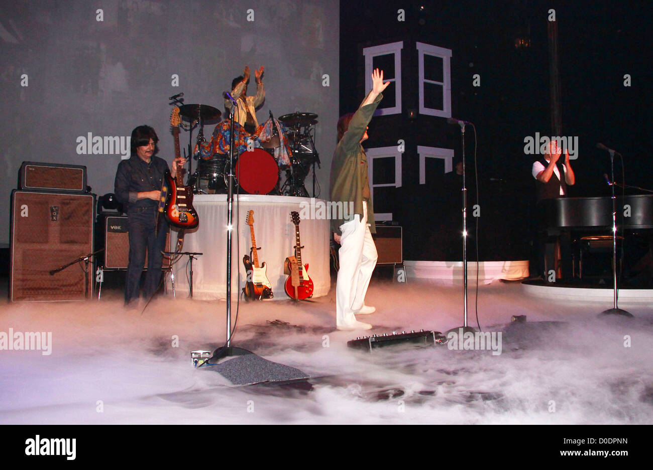 Joey curatolo als paul mccartney -Fotos und -Bildmaterial in hoher ...