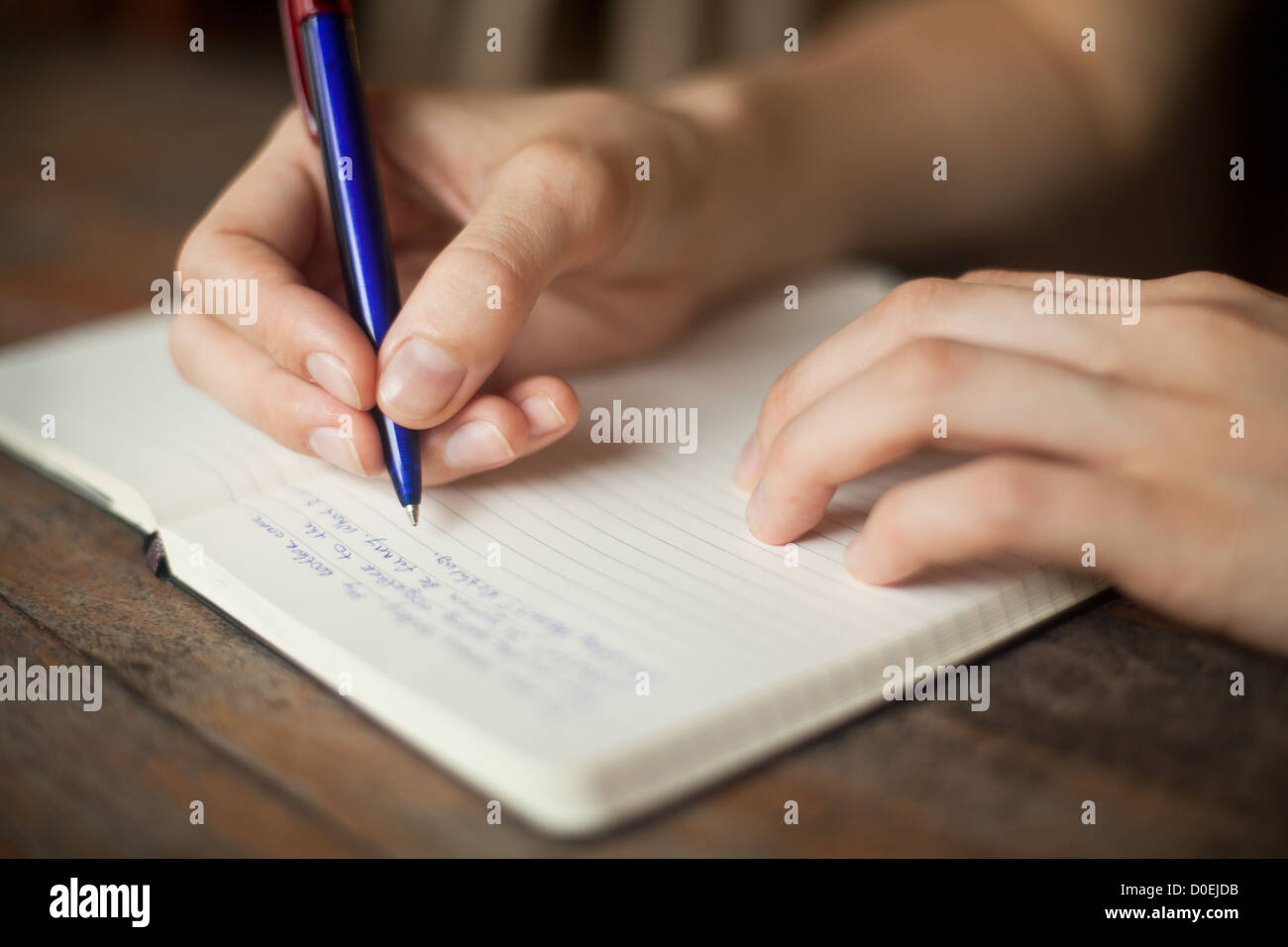 Abstrakte Hände schreiben auf dem Papier Stockfotografie - Alamy