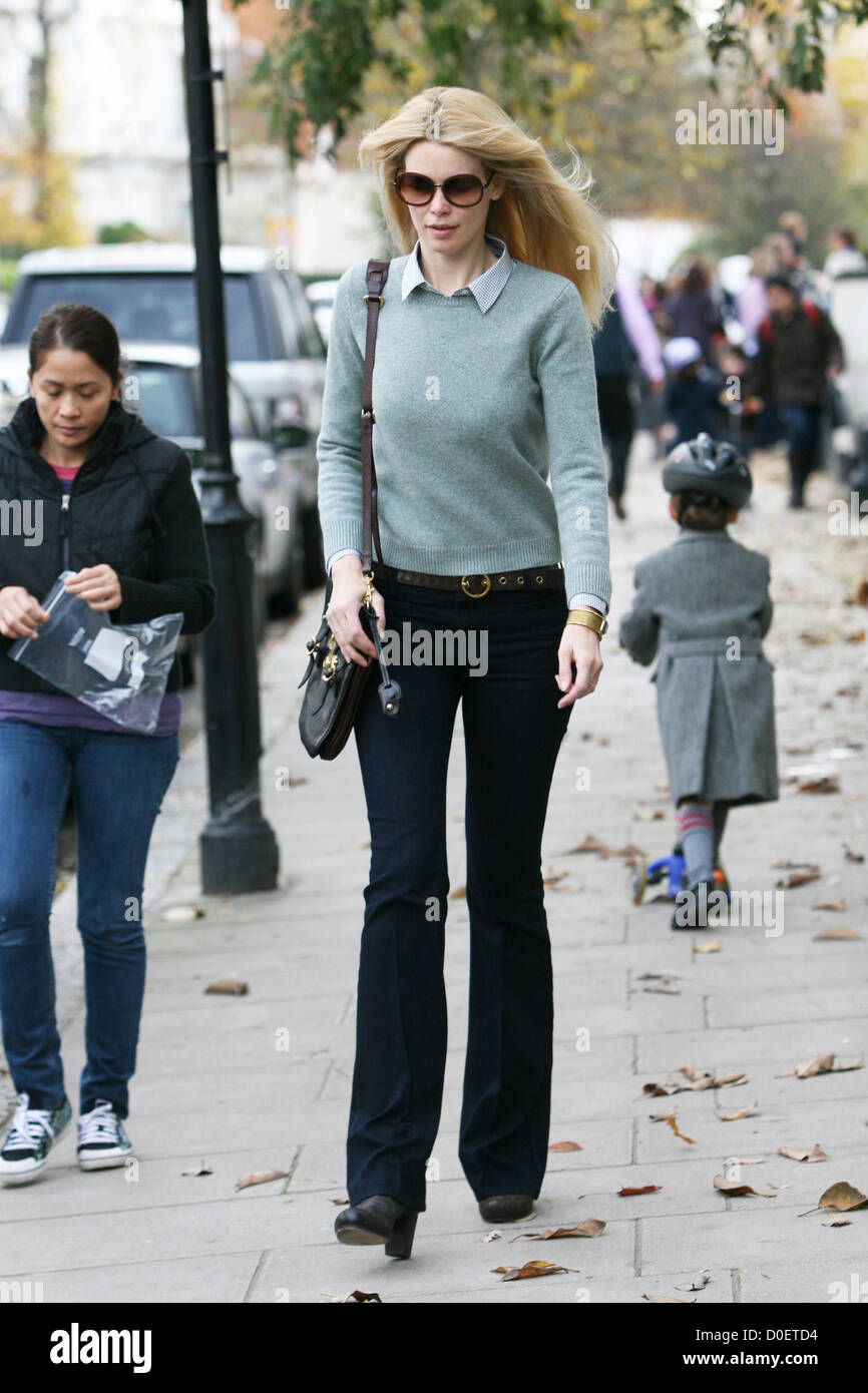 Claudia Schiffer kehrt heim nach einem Sturz ihr Sohn an der Schule in ...