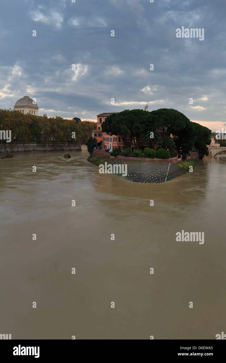 Tiber Fluss bei Hochwasser in Rom, Italien Stockfotografie - Alamy