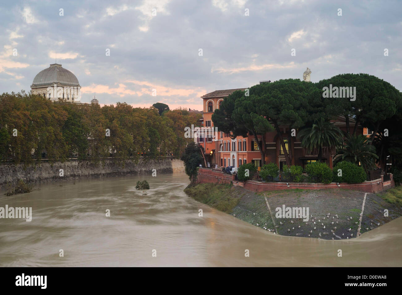 Tiber Fluss bei Hochwasser in Rom, Italien Stockfotografie - Alamy
