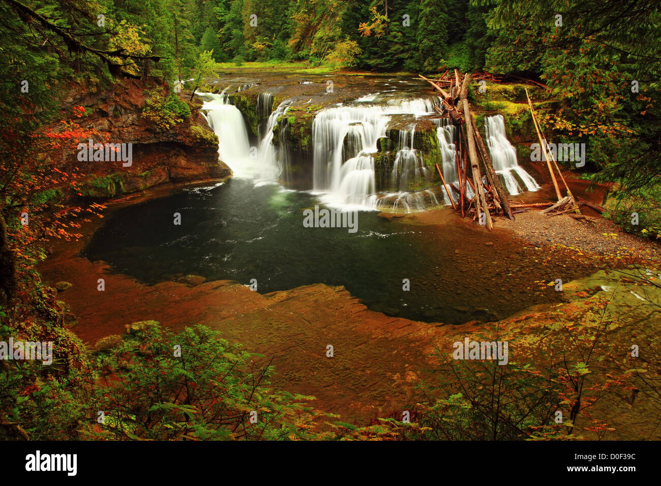 Lower Lewis River Falls im Gifford Pinchot National Forest ...