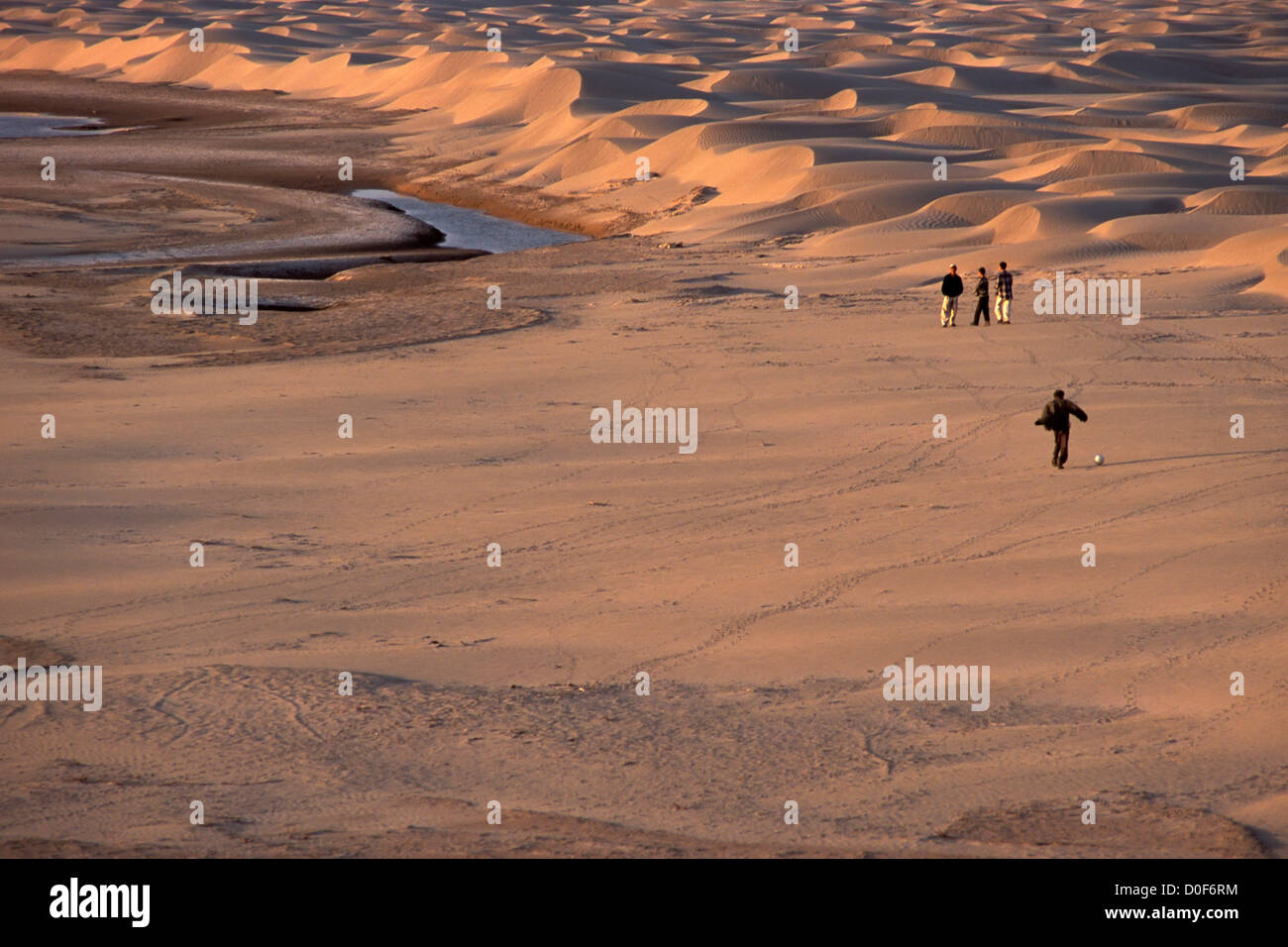 Fußballspielen in der Wüste war einst der Aral-See Stockfotografie - Alamy