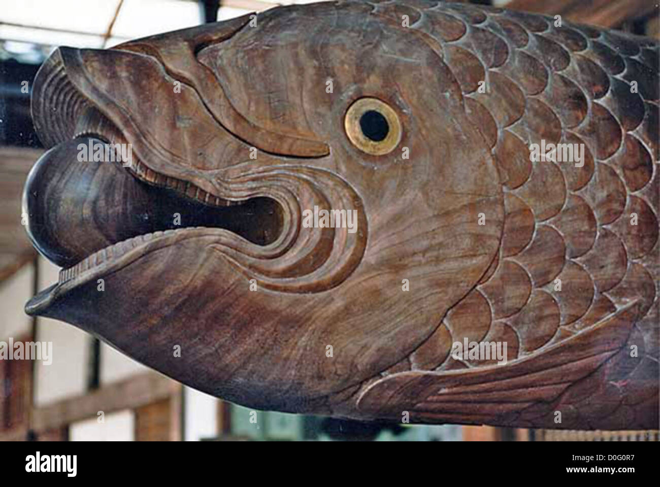 Holzbrett in form eines fisch manpuku ji -Fotos und -Bildmaterial in ...