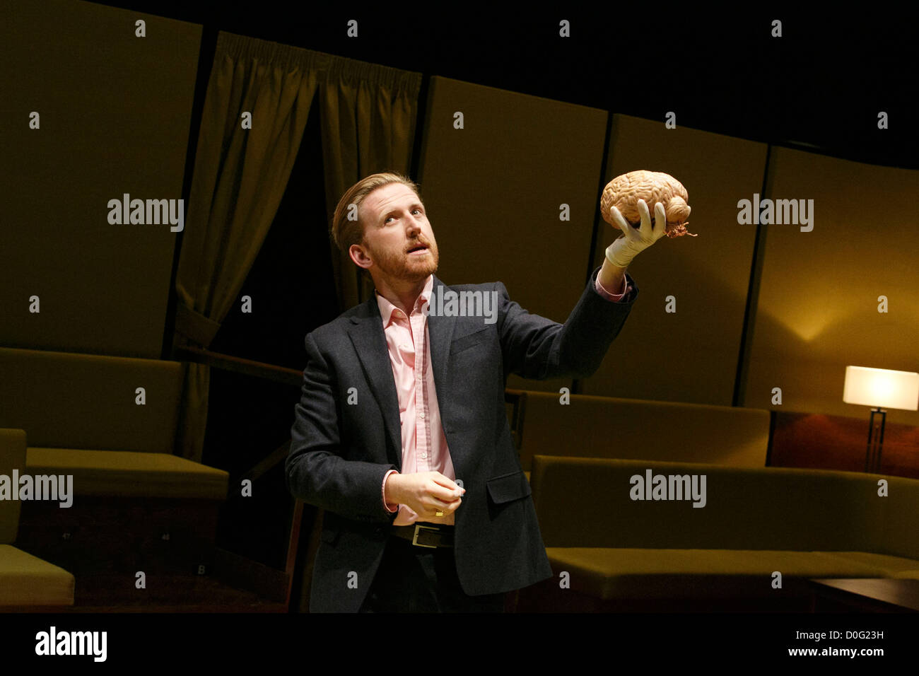 Tom Goodman-Hill als Toby in THE EFFECT von Lucy Pebble im Cottesloe ...