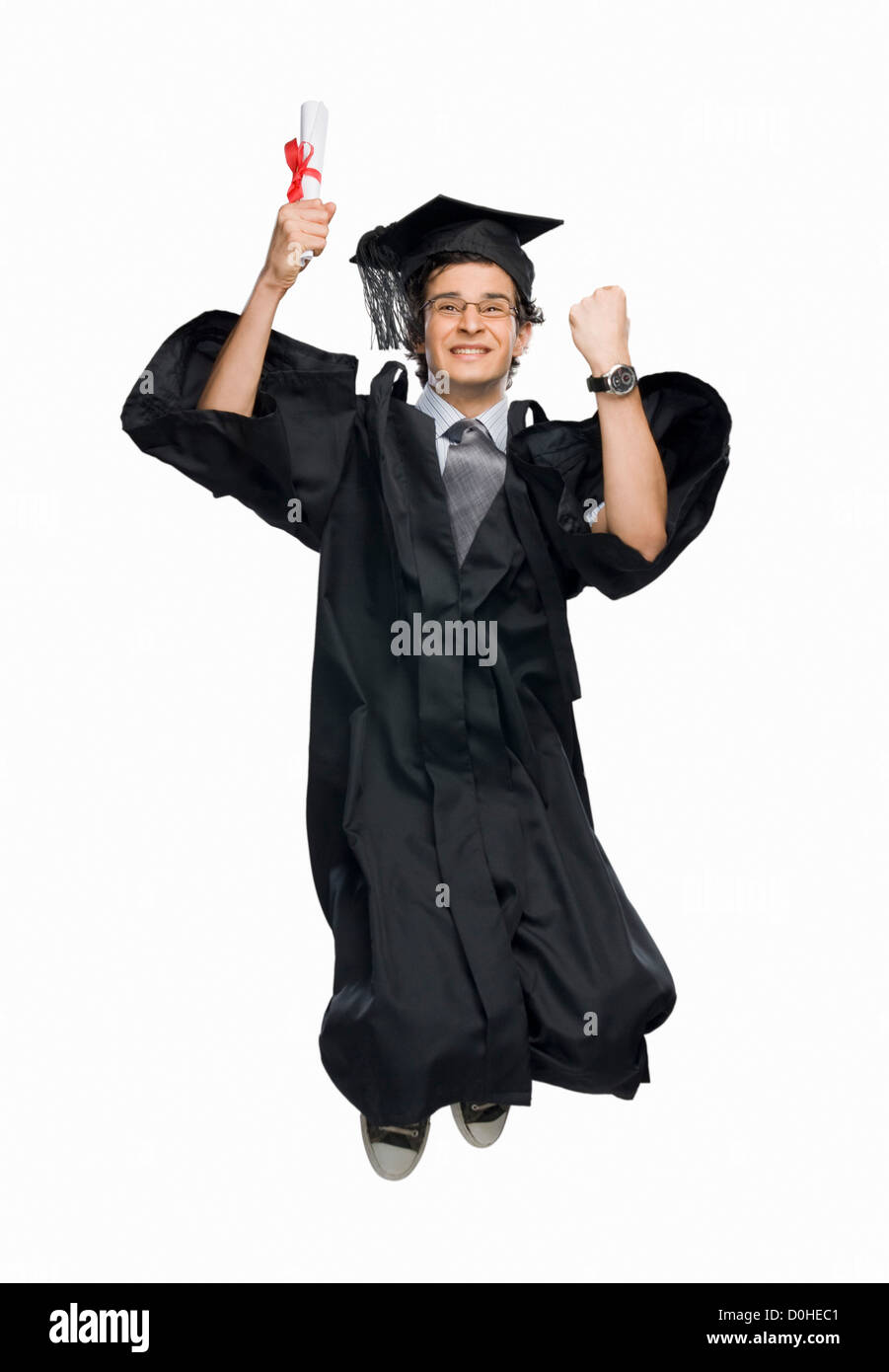 Glücklich männliche Absolventen hält sein Diplom und springen ...