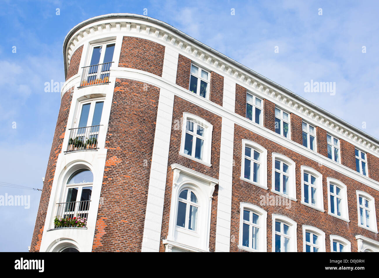 Roter Backstein-Architektur mit den Fenstern reflektieren den blauen ...