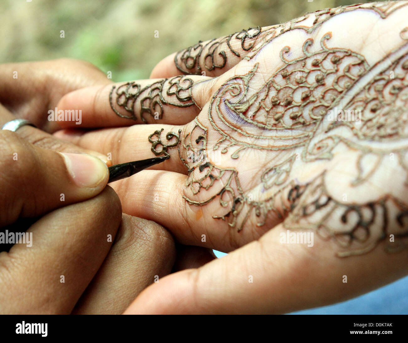 Henna anwenden -Fotos und -Bildmaterial in hoher Auflösung – Alamy