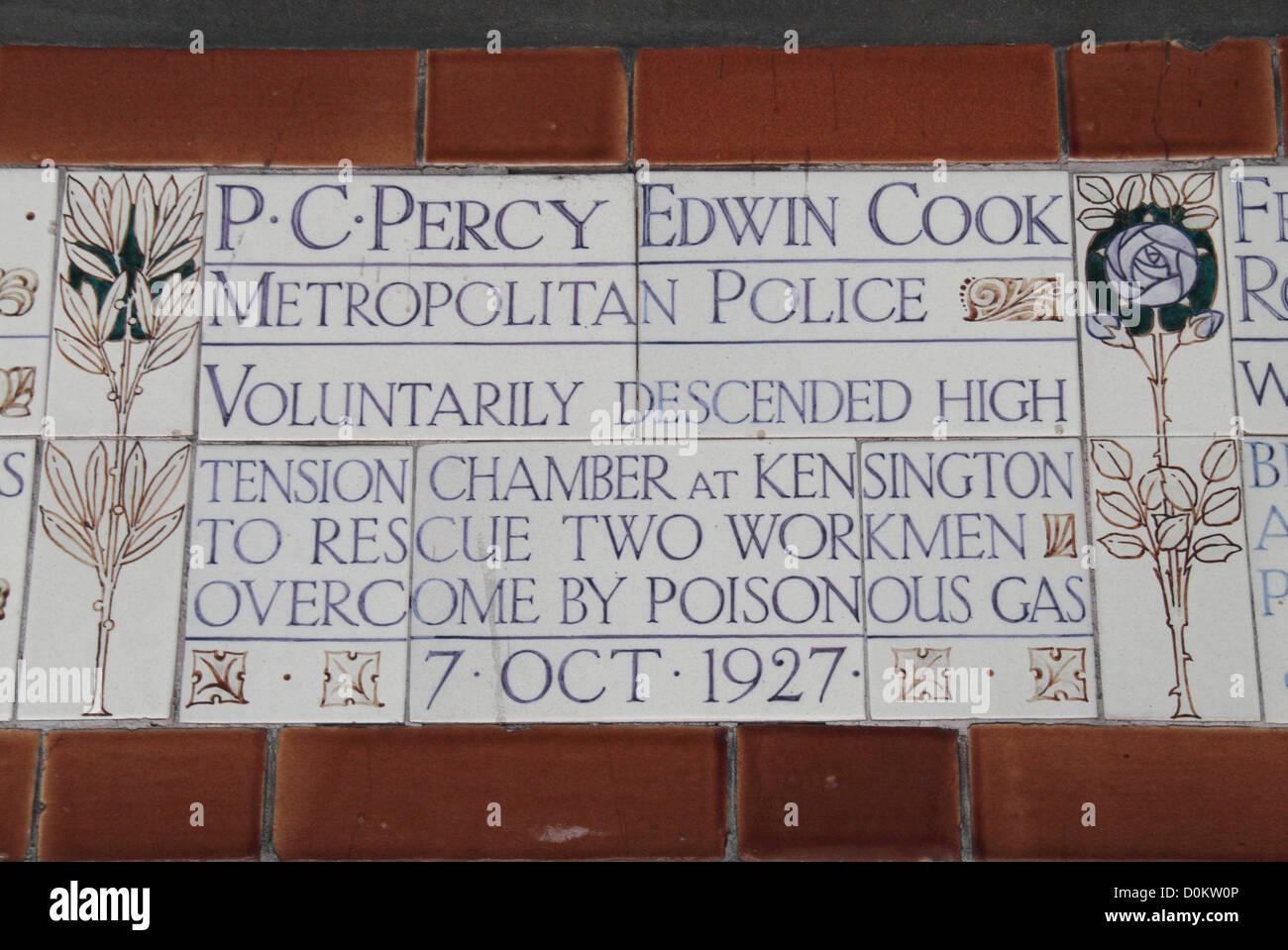 Plaque gewidmet PC Percy Edwin Cook auf das Denkmal für heroische ...