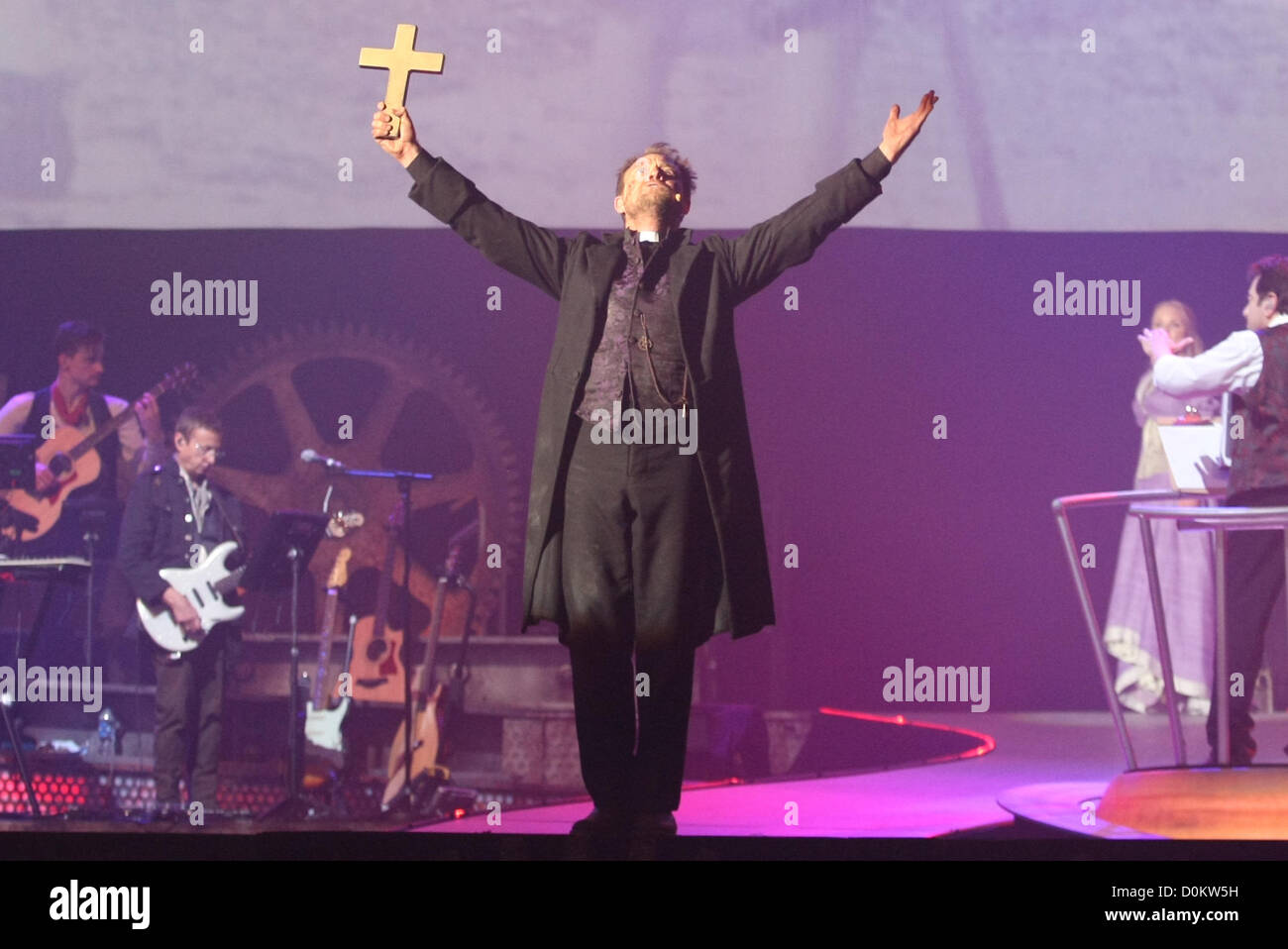 JASON DONOVAN WAR OF THE WORLDS - DIE NEUE GENERATION. Das MUSICAL von ...