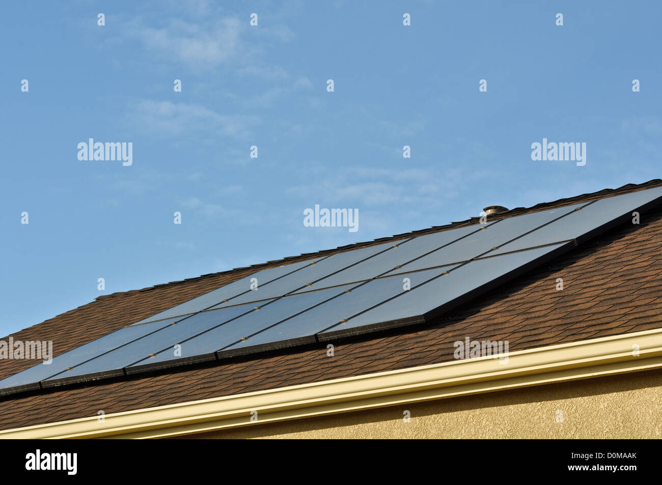 Solar panel roof -Fotos und -Bildmaterial in hoher Auflösung – Alamy