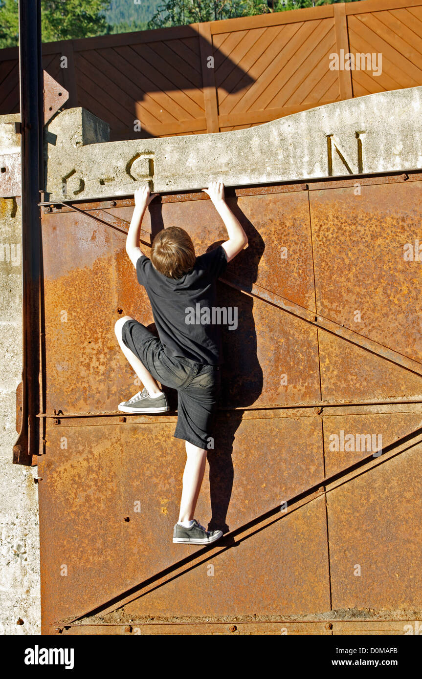 Junge klettert die Wand Stockfotografie - Alamy