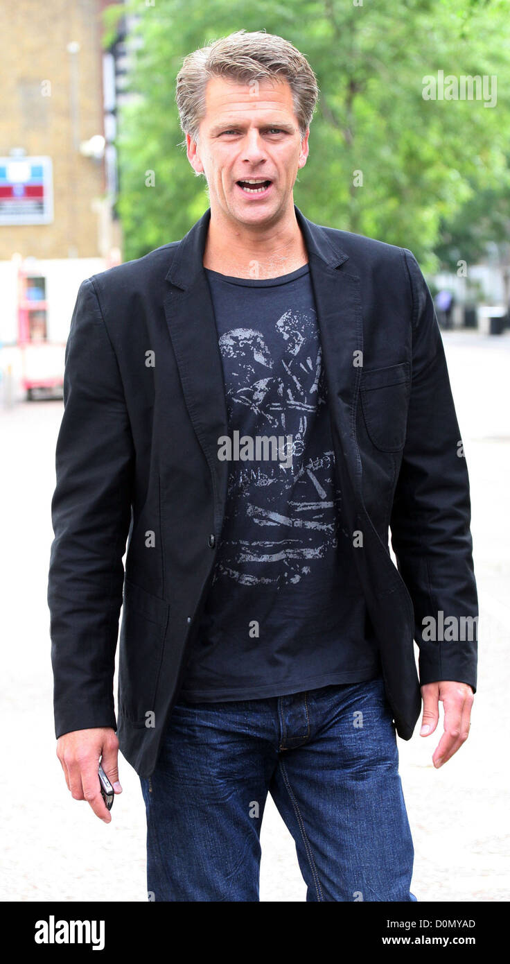 Andrew Castle verlässt die ITV Studios London, England - 25.08.10 ...